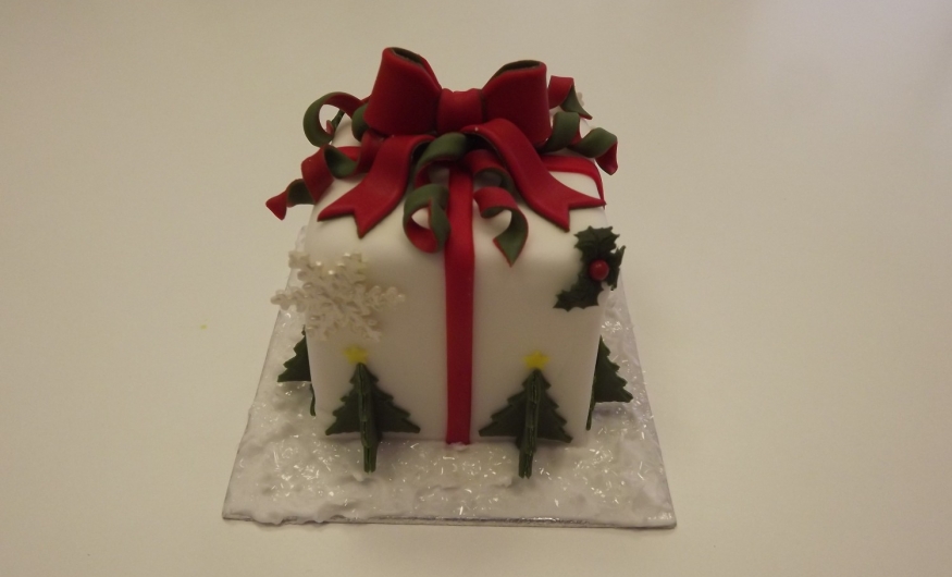 Mini Christmas Parcel Cake - Cake School
